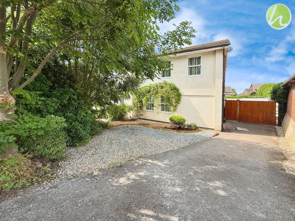 High Road, Orsett, RM16 3 bed semi-detached house - £475,000