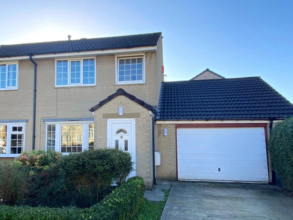 Oakdale Close, Halifax, West... 3 bed semi-detached house - £210,000