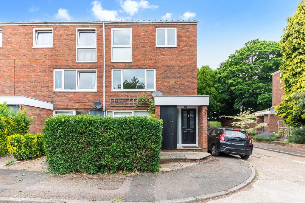 Harrison Close, Reigate RH2 2 bed maisonette for sale - £385,000