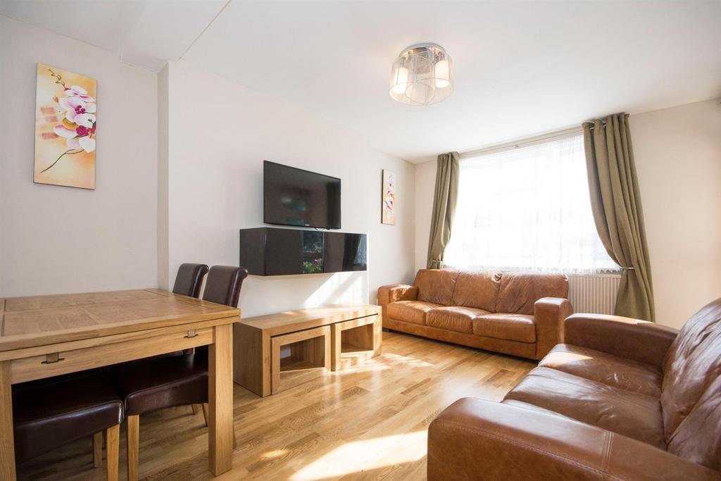 Brady House, Patmore Estate 3 bed apartment - £2,800 pcm (£646 pw)