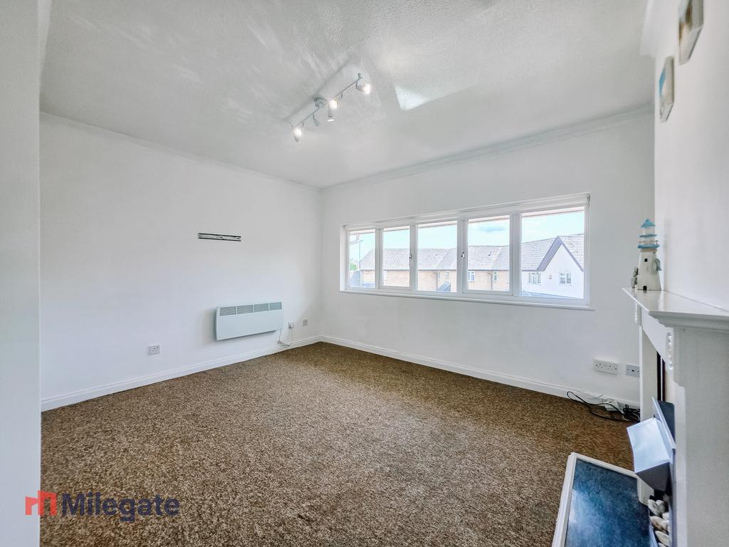 Charleston Avenue, Basildon SS13 2 bed flat to rent - £1,500 pcm (£346 pw)