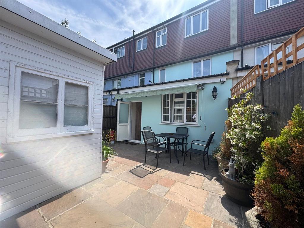 The Roundway, Tottenham, London, N17 5 bed house - £3,000 pcm (£692 pw)