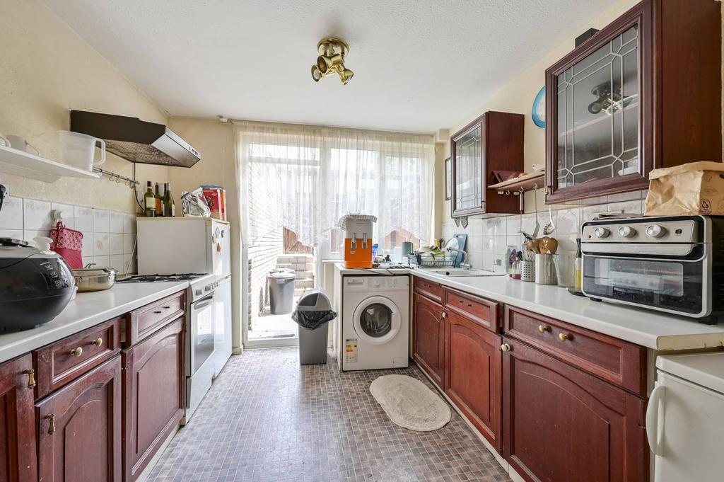 Arabella Drive, Putney, London, SW15 3 bed flat to rent - £3,900 pcm (£ ...