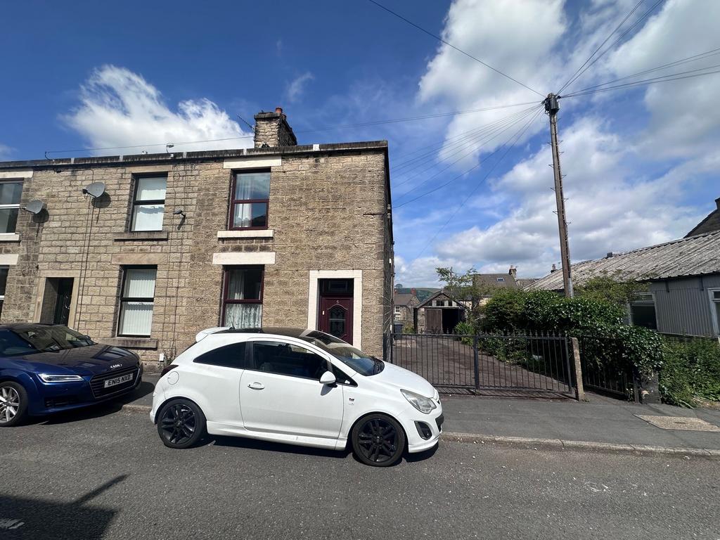 Jones Street, Glossop 2 bed end of terrace house - £120,000