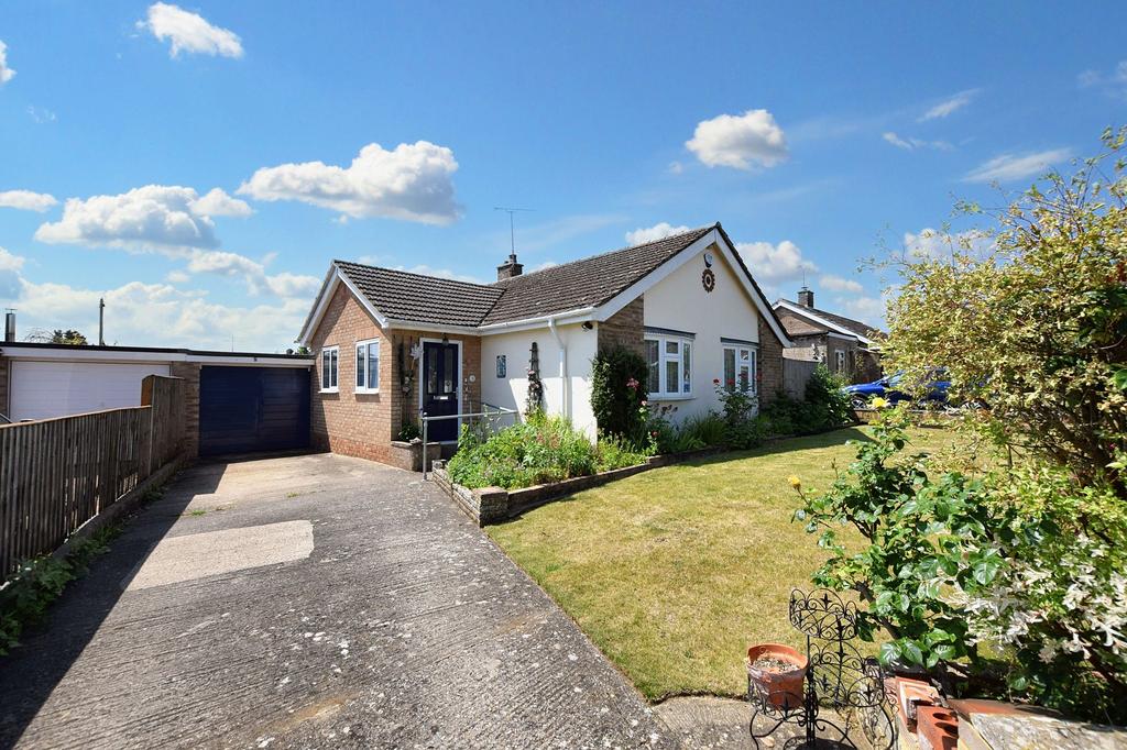 Old Plough Close, Aylesbury HP18 2 bed detached bungalow - £1,800 pcm ...