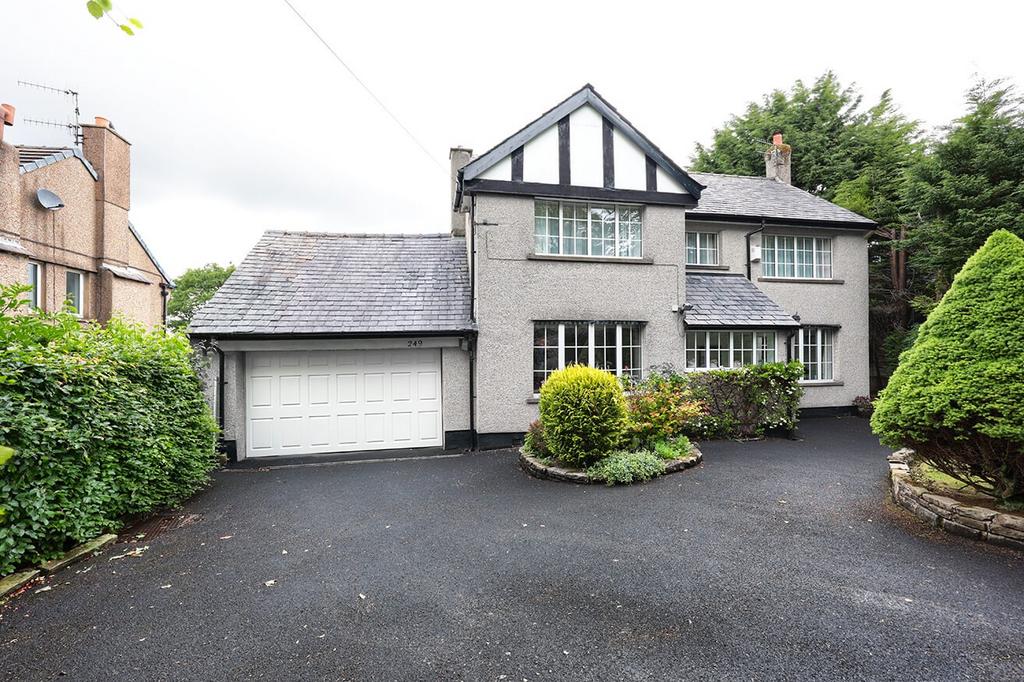 Halifax Road, Nelson BB9 3 bed detached house - £375,000