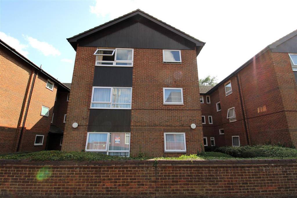 Berkeley Court, Nightingale Way, Swanley 1 bed flat - £1,250 pcm (£288 pw)