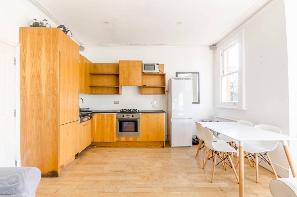 Fulham Palace Road, Bishop's Park... 2 bed flat - £2,400 pcm (£554 pw)