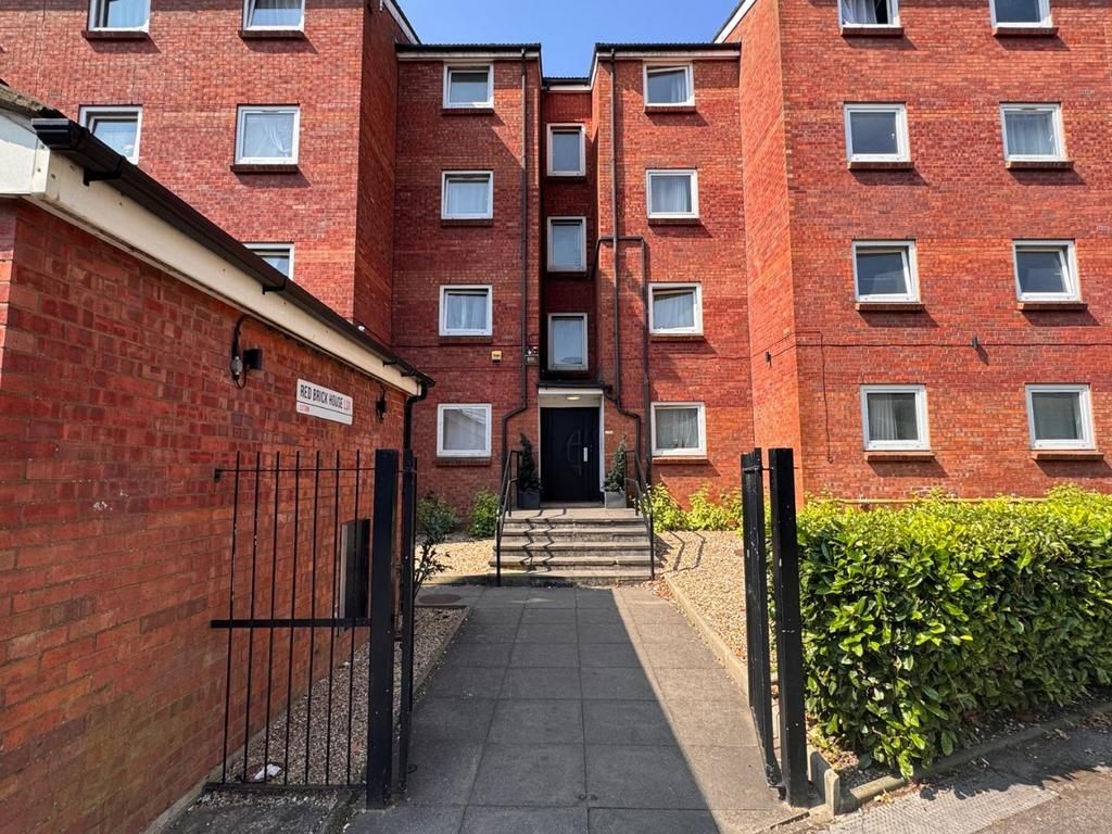 Professional and student... Studio - £595 pcm (£137 pw)