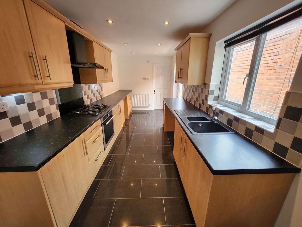 Blackberry Lane, Halesowen B63 2 bed detached house to rent - £1,250 pcm (£288 pw)