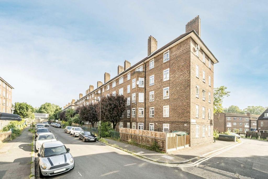 Homerton Road, London E9 3 bed flat for sale - £400,000
