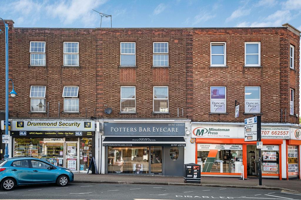 The Broadway Darkes Lane, Potters... 4 bed apartment - £325,000