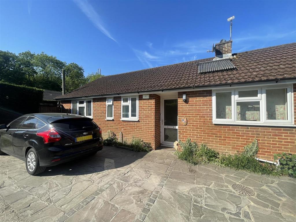 Wattlehurst Drive, Kingsfold RH12 3 bed semi-detached bungalow to rent ...