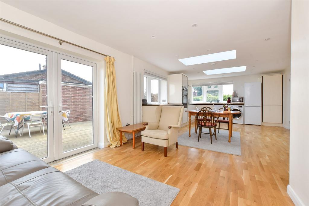 Ronstan Gardens, Freshwater PO40 3 bed detached bungalow - £185,500