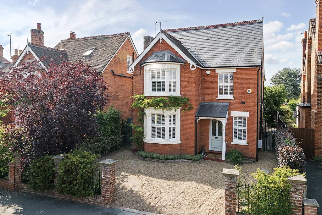 St. Albans Avenue, Weybridge, KT13 5 bed detached house - £2,250,000