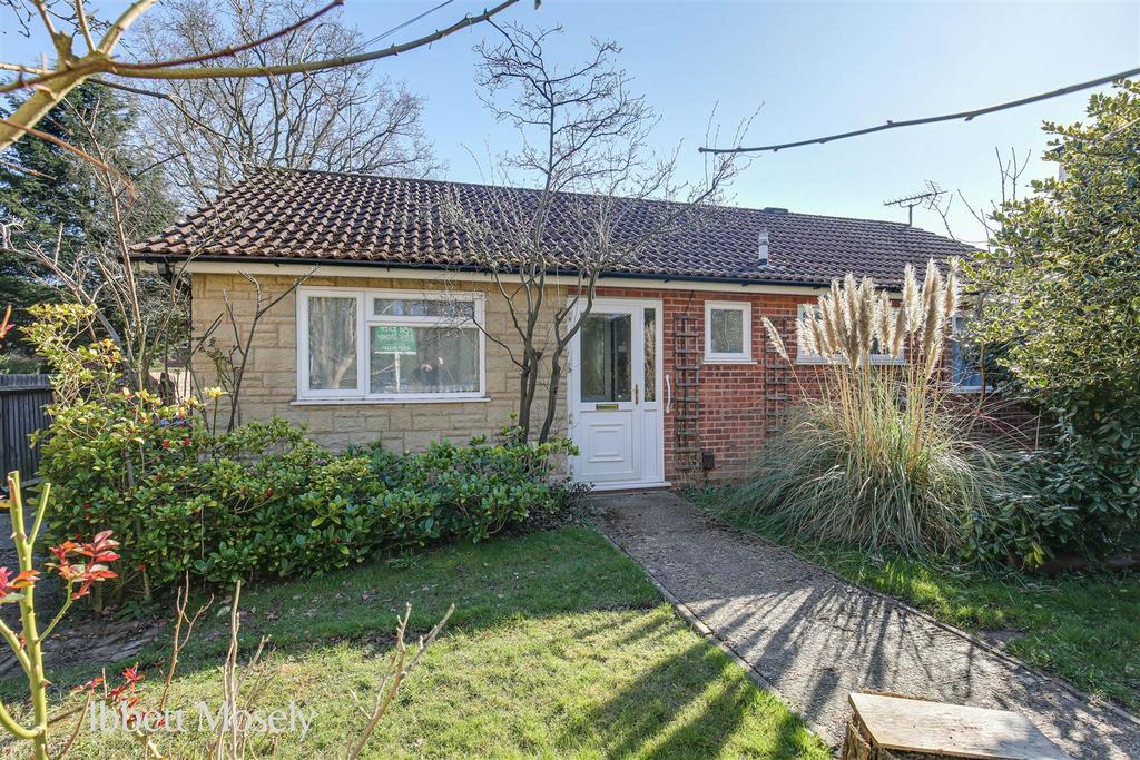 Holland Crescent, Hurst Green RH8 3 bed bungalow - £275,000