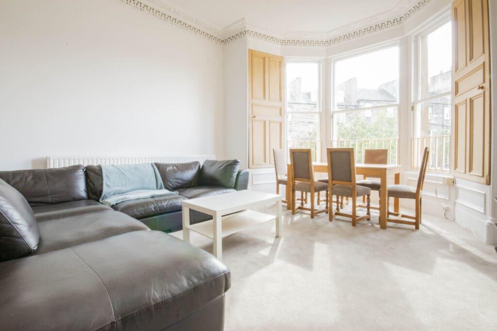 1470L – Gillespie Crescent... 4 bed flat - £2,796 pcm (£645 pw)