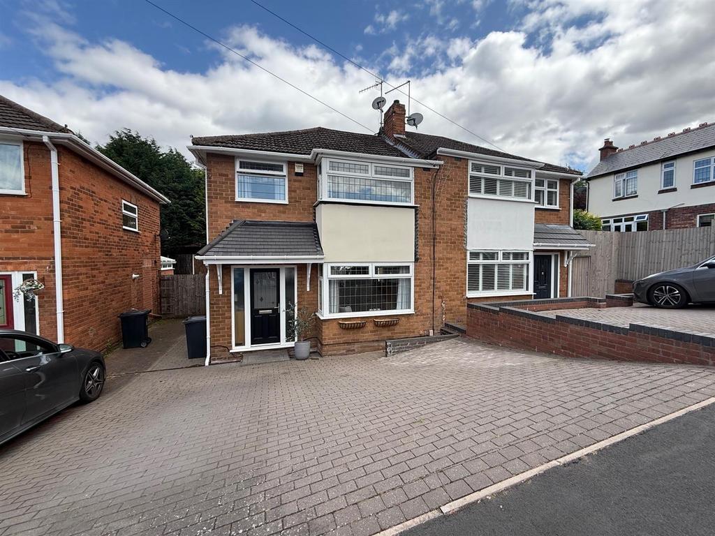 Maypole Drive, Stourbridge, DY8 3TZ 3 bed semi-detached house - £280,000