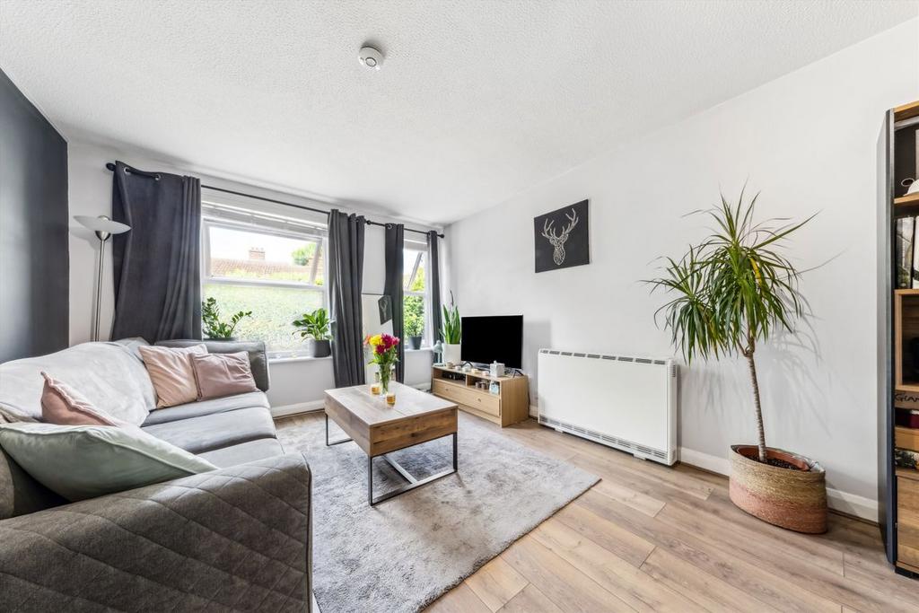 Paxton Road, London SE23 1 bed flat - £270,000