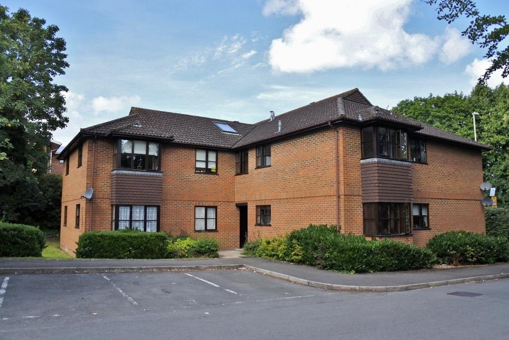 Worting Road, Brookvale, Basingstoke... 2 bed flat - £1,200 pcm (£277 pw)