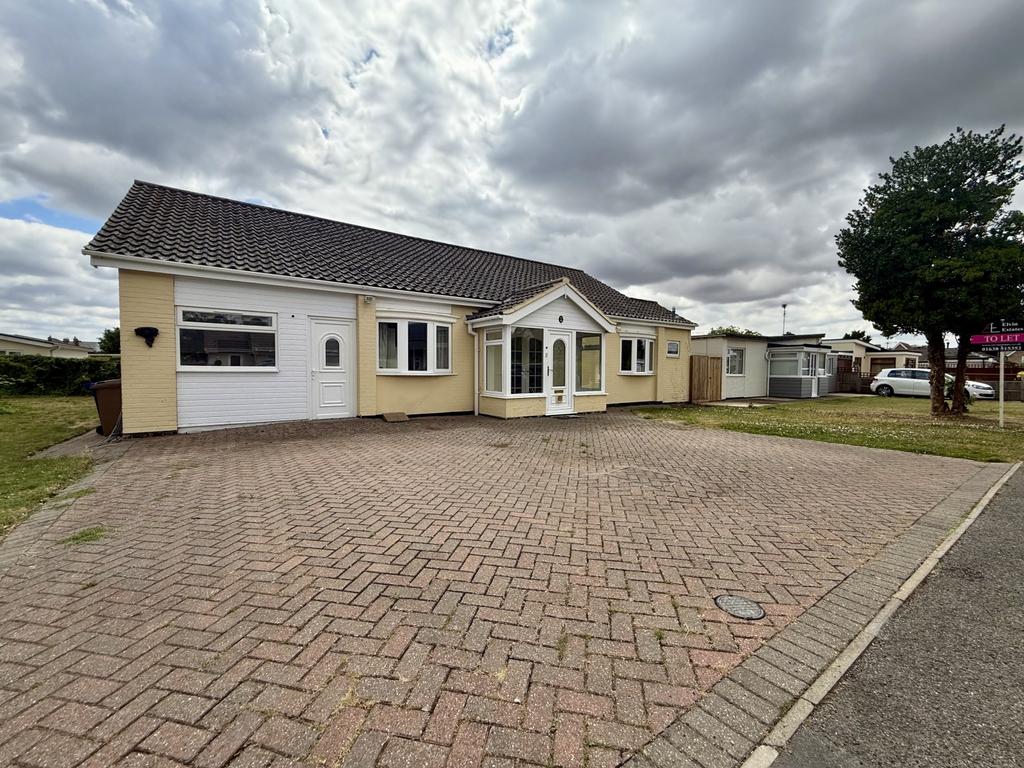 Queens Drive, Mildenhall, Suffolk, IP28 3 bed detached bungalow - £ ...