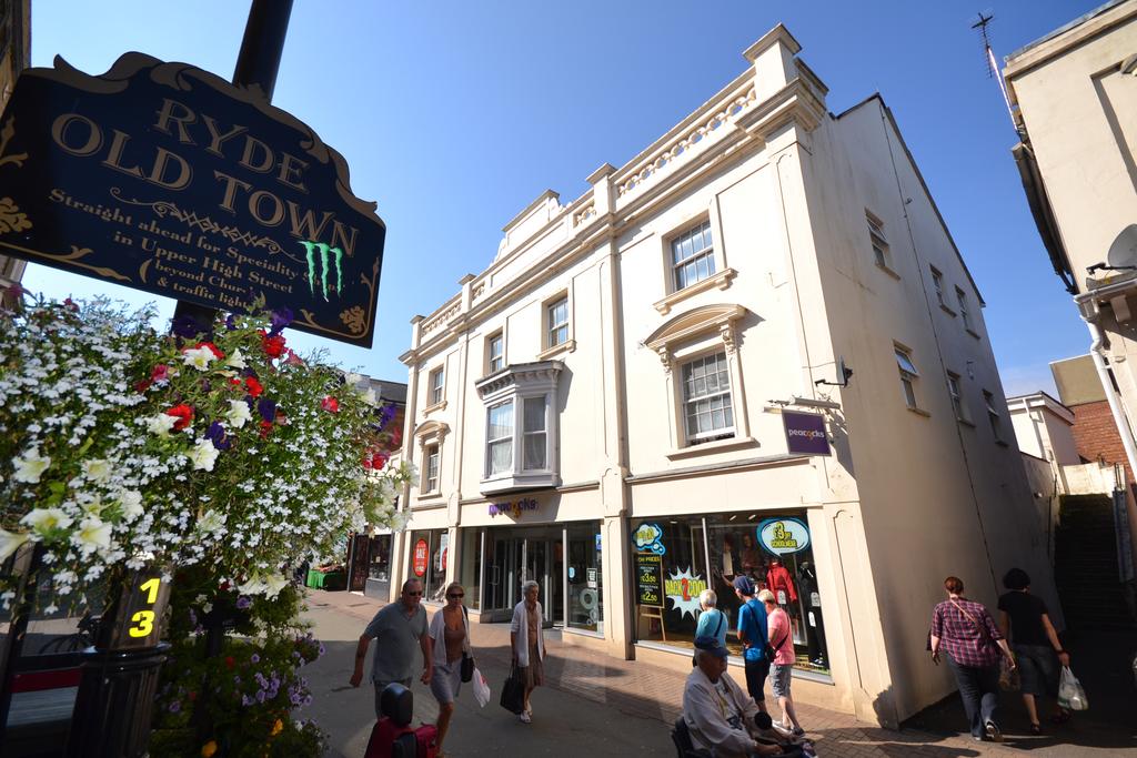 High Street, Ryde 1 bed apartment - £650 pcm (£150 pw)
