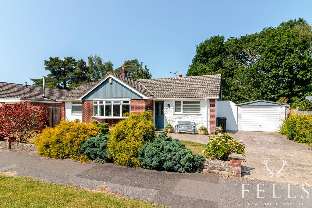 Webbs Close, Ringwood BH24 3 bed detached bungalow - £550,000