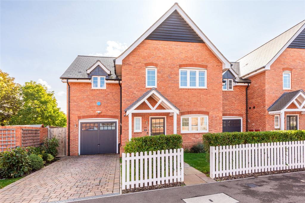 Saxon Rise, Pirton, Hitchin... 3 bed semi-detached house - £650,000