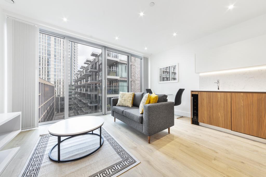Piazza Walk, London E1 Studio to rent - £2,800 pcm (£646 pw)
