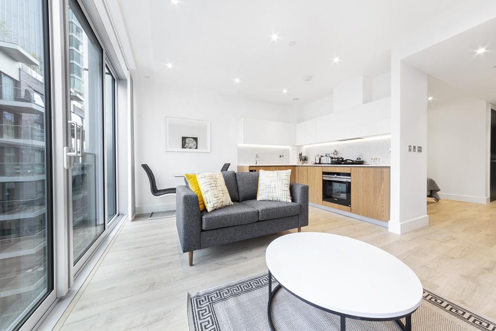Piazza Walk, London E1 Studio - £2,500 pcm (£577 pw)