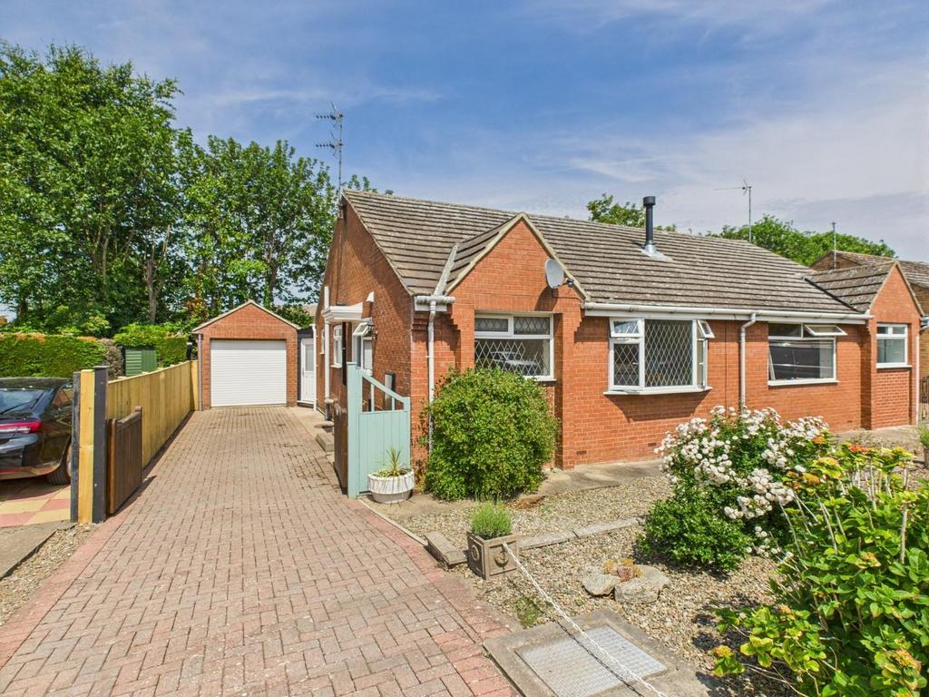Elm Grove, Malton YO17 2 bed semi-detached bungalow - £825 pcm (£190 pw)