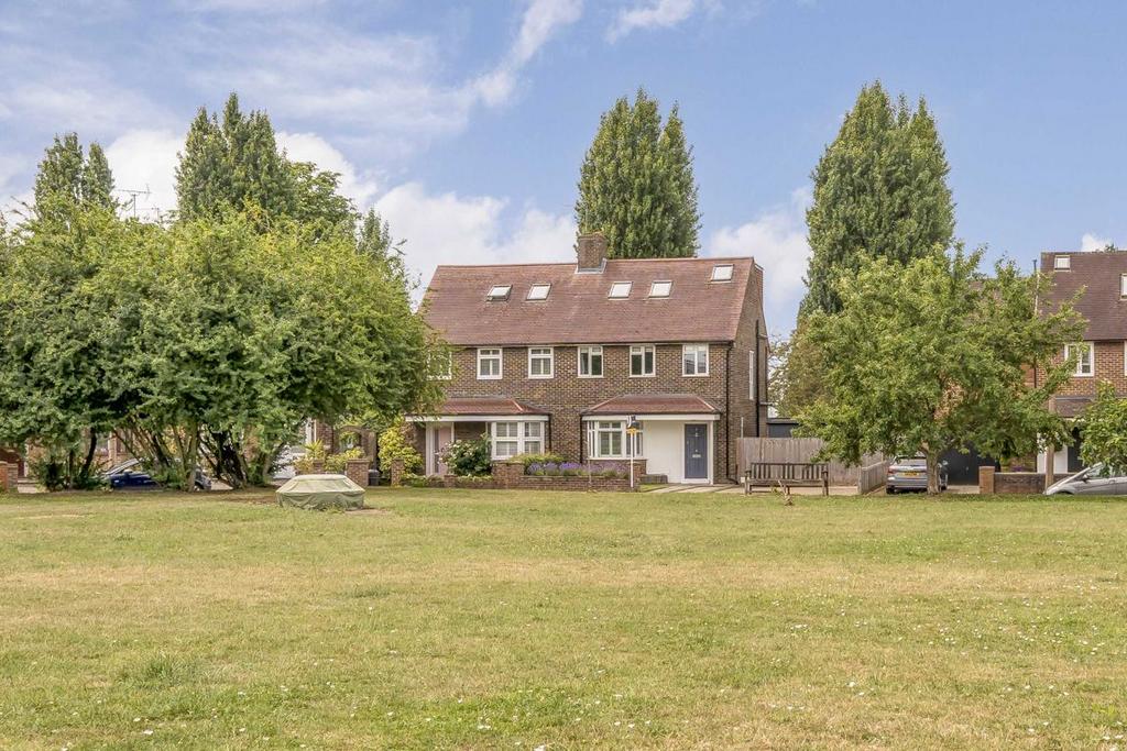 Groom Crescent, London SW18 4 bed semi-detached house for sale - £1,200,000