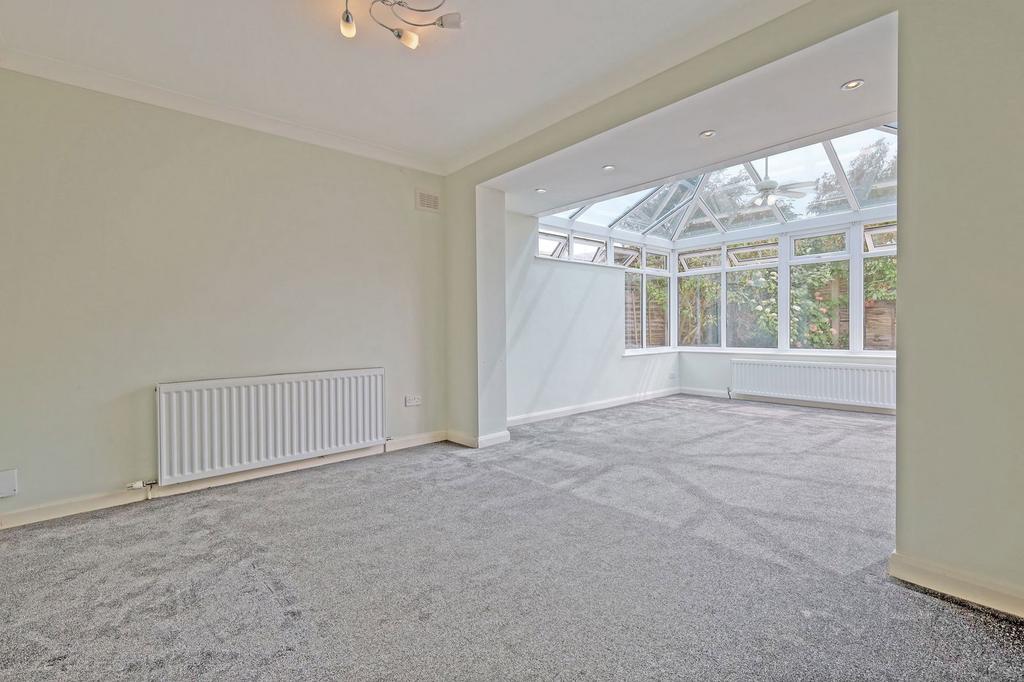 Holst Avenue, Basildon SS15 2 bed detached bungalow for sale - £300,000
