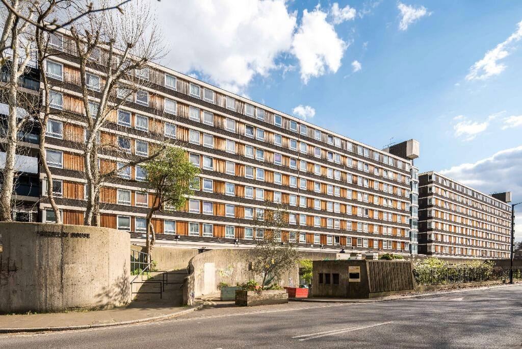 John Ruskin Street, London, UK, SE5 0XQ 3 bed apartment for sale - £280,000