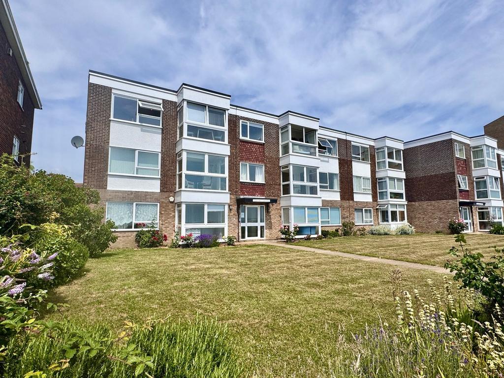 The Esplanade, Frinton-on-Sea, CO13 2 bed flat - £265,000