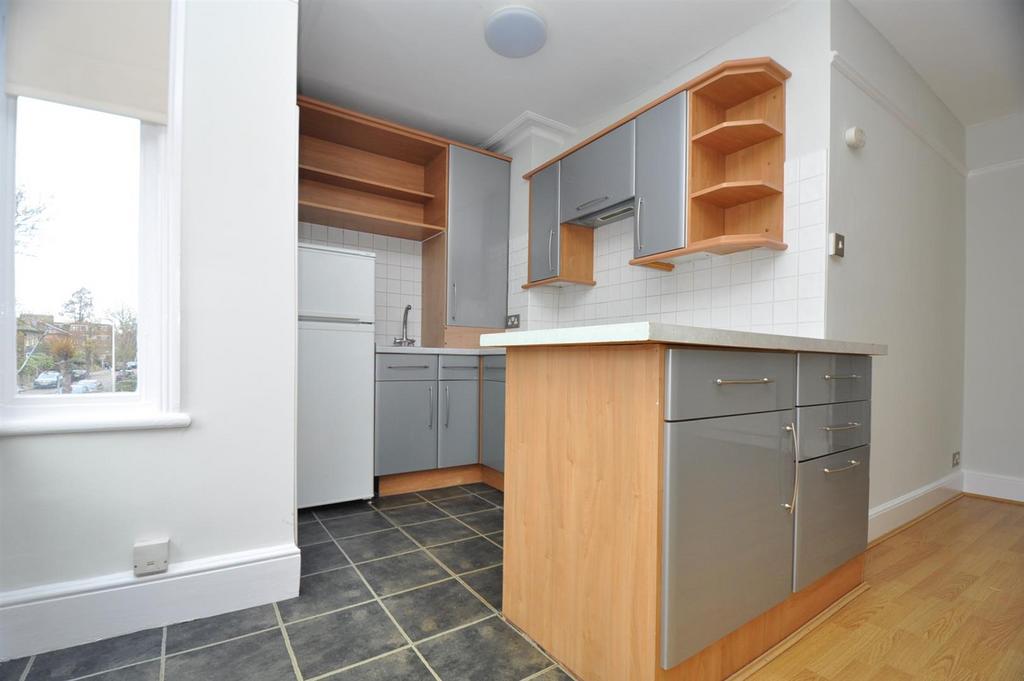 Cleveland Road, London E18 1 bed apartment to rent - £1,300 pcm (£300 pw)