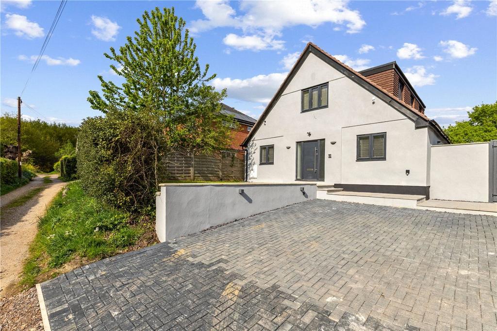 Sandy Lane, Chobham, Surrey, GU24 5 bed detached house to rent - £4,000 ...