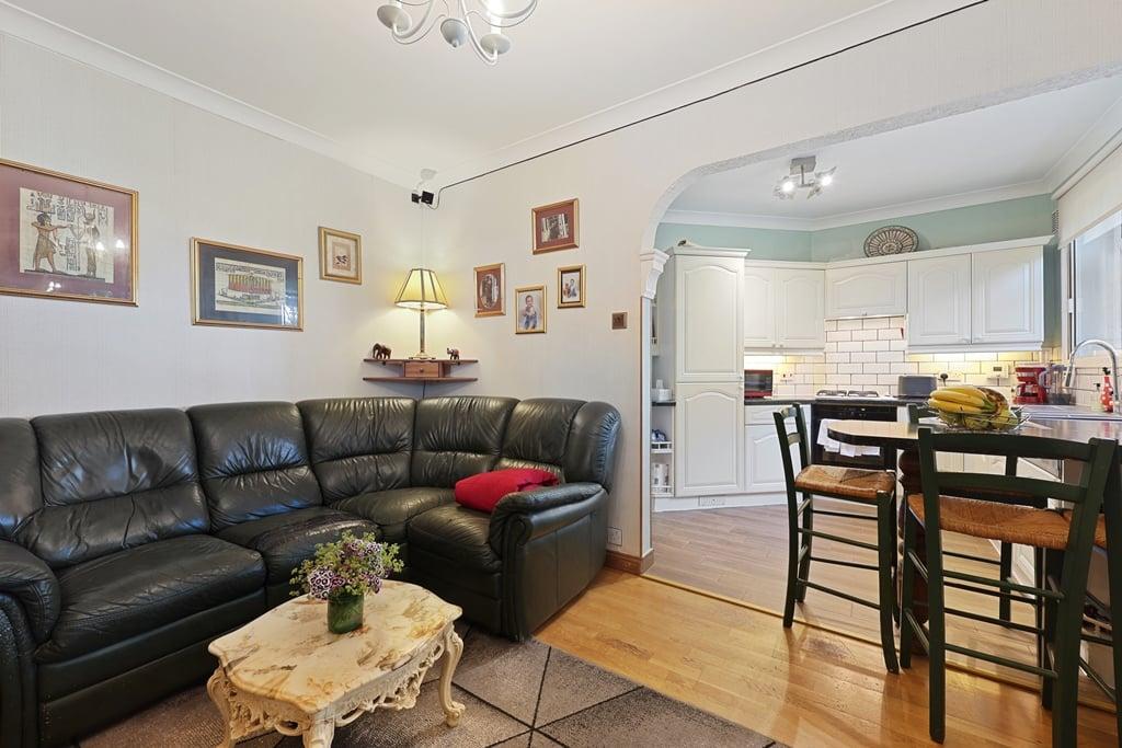 Neasden Lane, London, NW10 2 bed ground floor flat for sale - £350,000