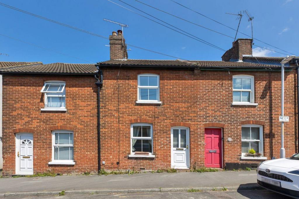 Victoria Road, Sevenoaks TN13 1YE 2 bed terraced house to rent - £1,600 pcm (£369 pw)