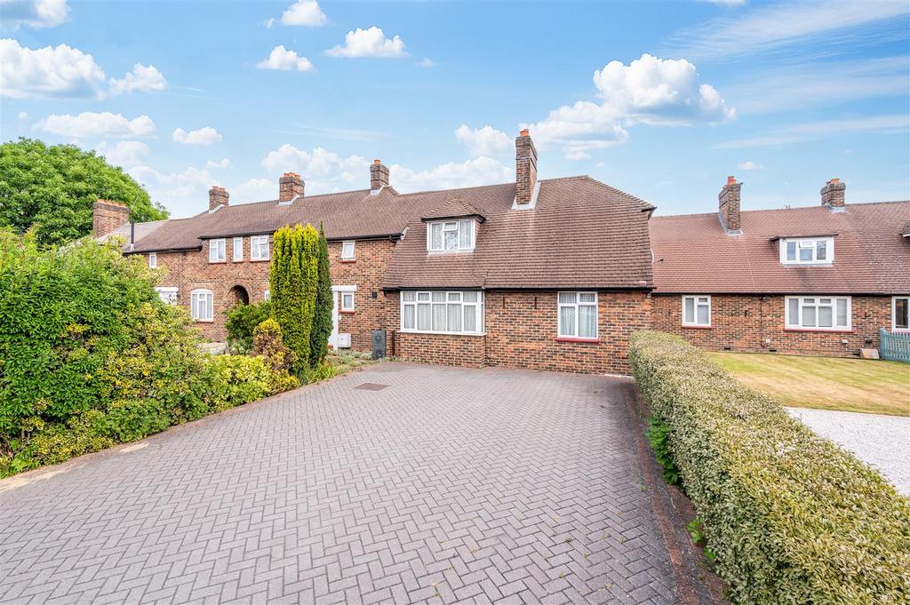 Hook Road, Epsom 2 bed end of terrace house for sale - £425,000