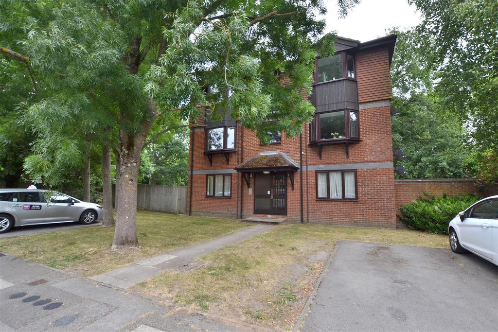 Cherberry Close, Fleet GU51 1 bed apartment - £175,000