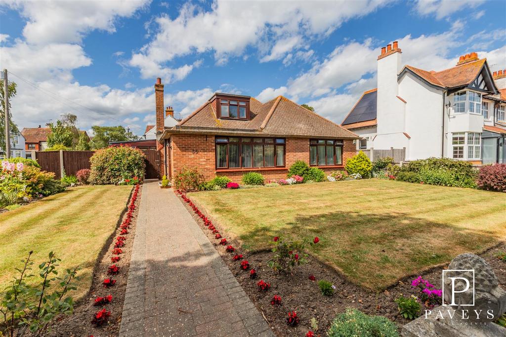 Hadleigh Road, Frinton-On-Sea 5 bed detached bungalow for sale - £600,000