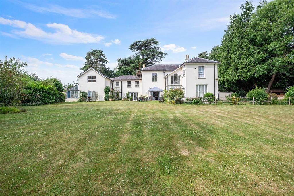 Pixham Lane, Dorking, Surrey 2 bed maisonette - £395,000