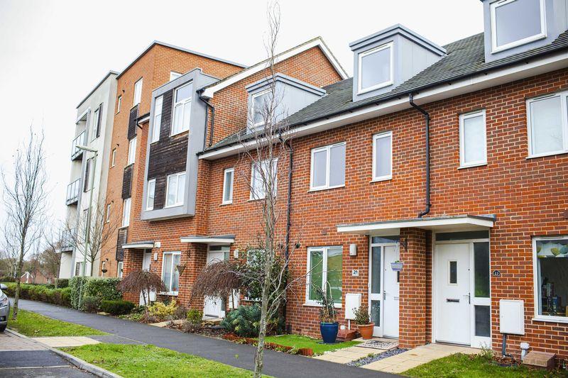 John Hunt Drive, Basingstoke RG24 3 bed terraced house - £1,700 pcm (£ ...