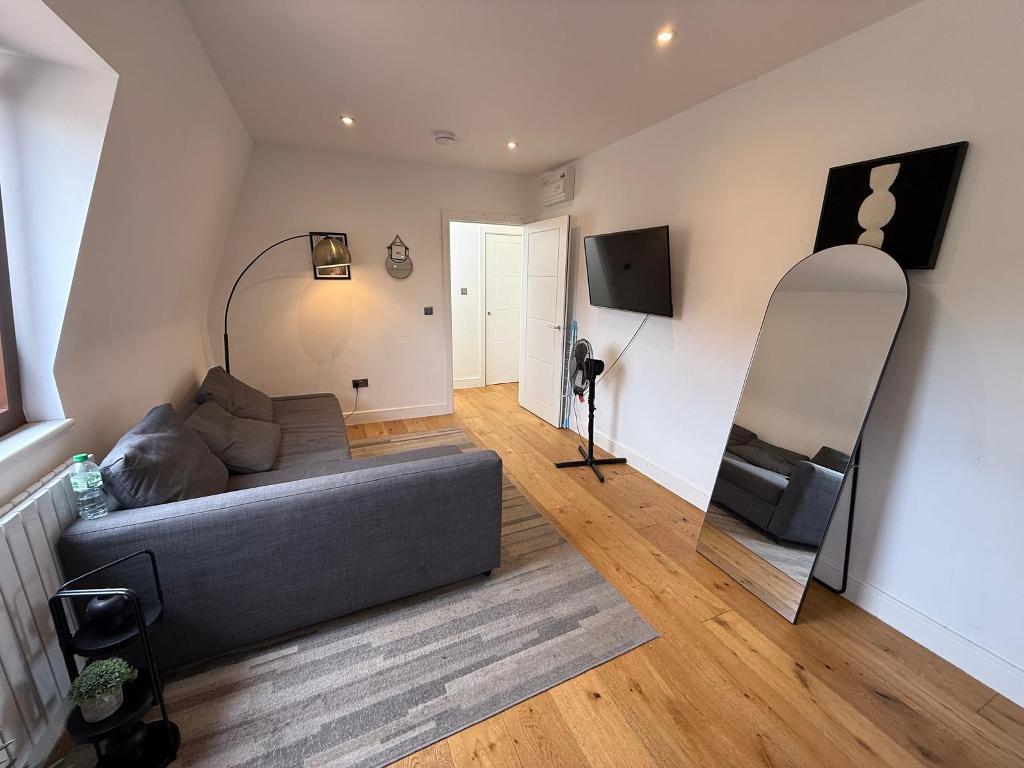 141 Lower Road, London, SE16 2XL 1 bed flat - £2,396 pcm (£553 pw)