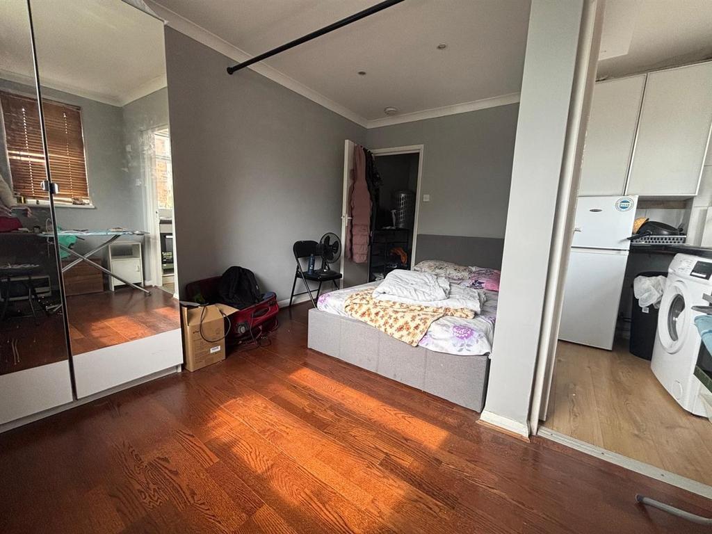 Staverton Road, London Studio - £1,350 pcm (£312 pw)