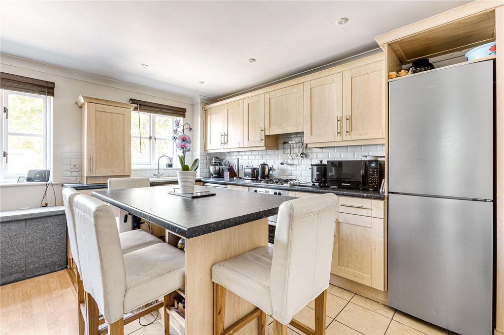 Oak Tree Court, London SW2 2 bed flat - £2,250 pcm (£519 pw)