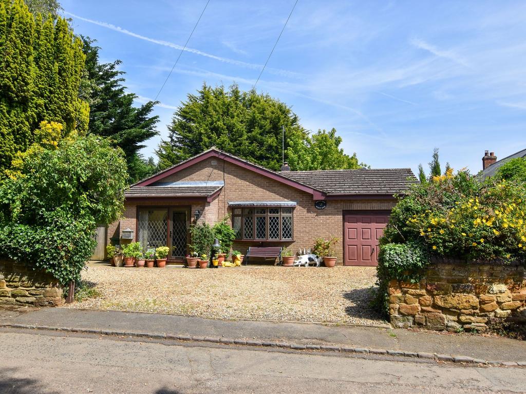 West End, Bugbrooke, NN7 3 bed detached bungalow for sale - £475,000