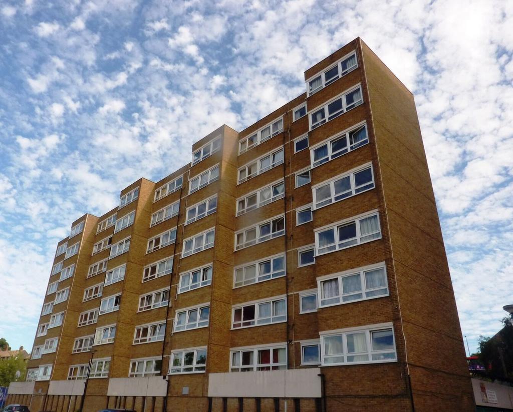 Sovereign House, Europe Road, London... 2 bed flat - £1,500 pcm (£346 pw)