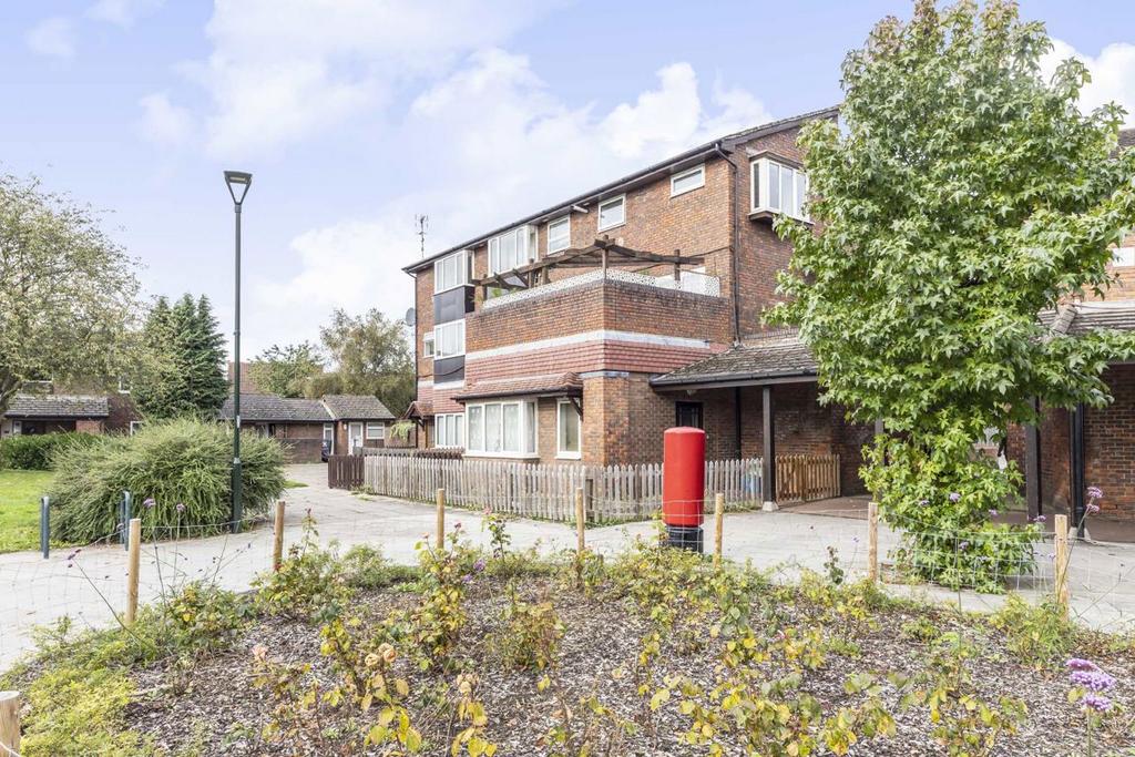 Tangley Park Road, Hampton TW12 1 bed flat - £1,195 pcm (£276 pw)